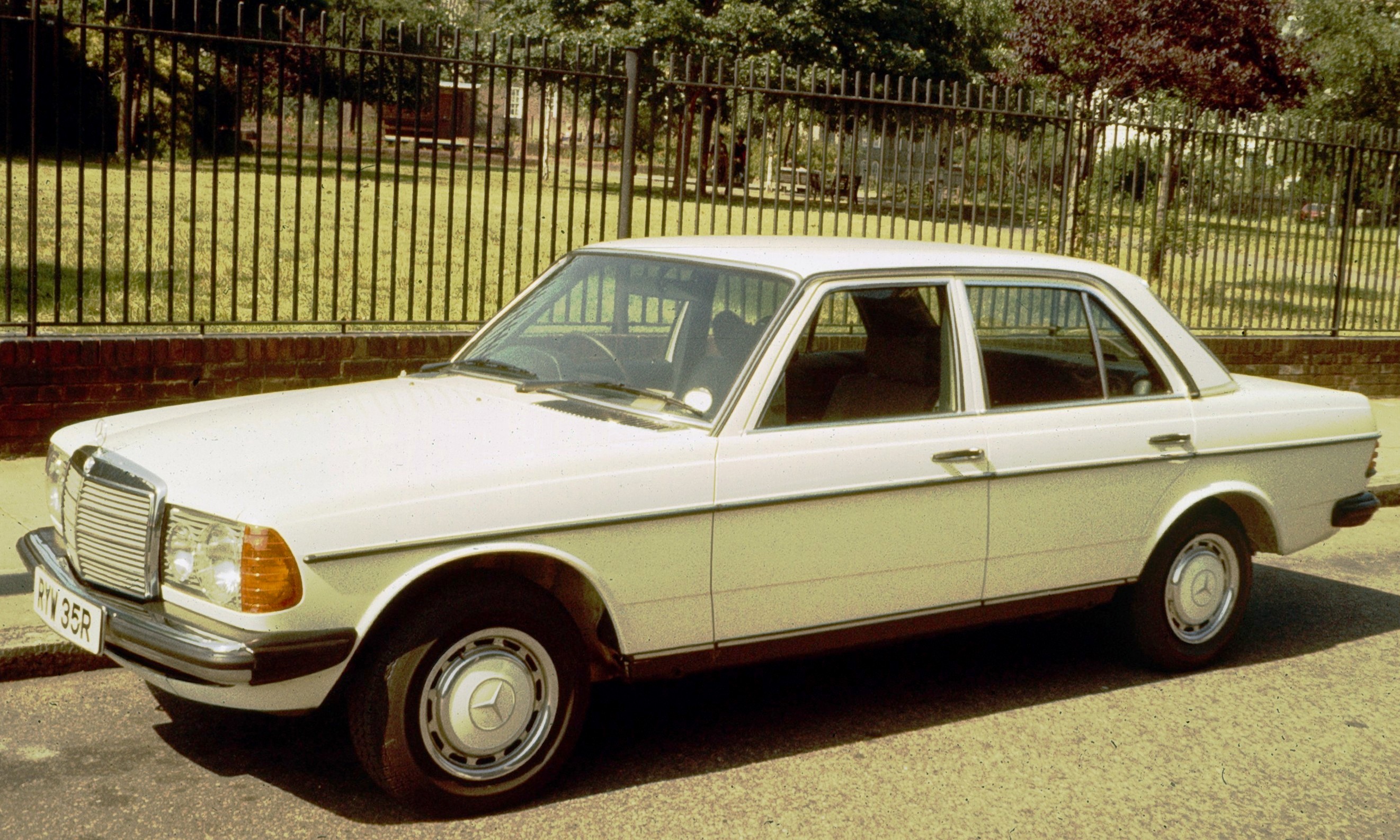 Mercedes-Benz 220 technical specifications and fuel economy